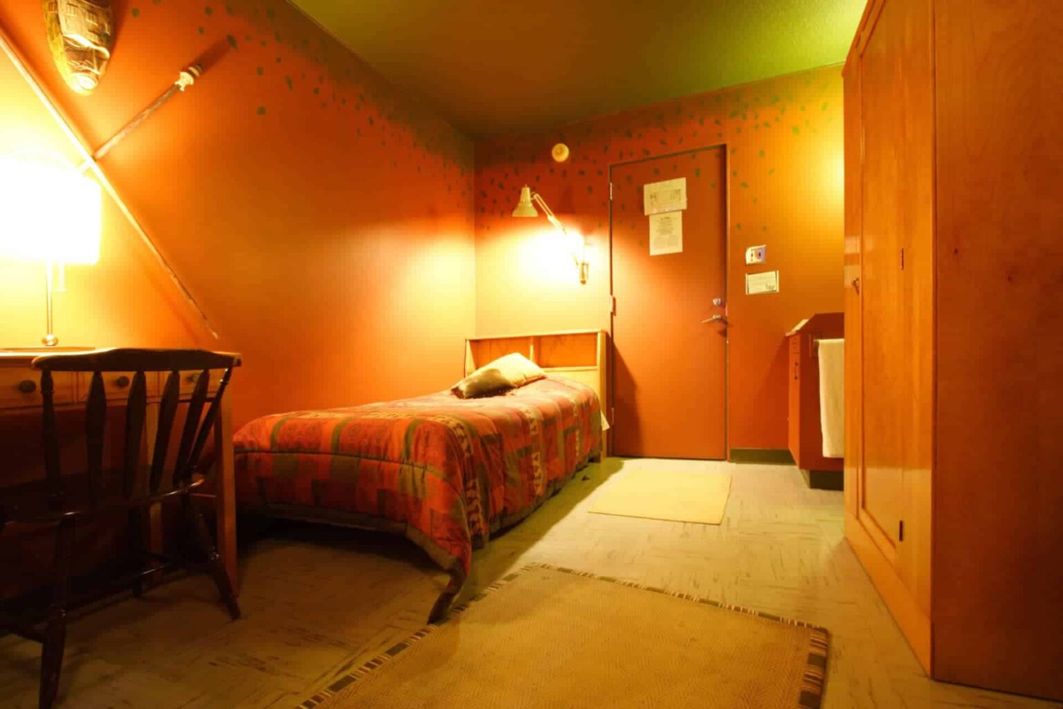 117 Ultimate Dorm Room Essentials For Guys (+FREE Checklist)