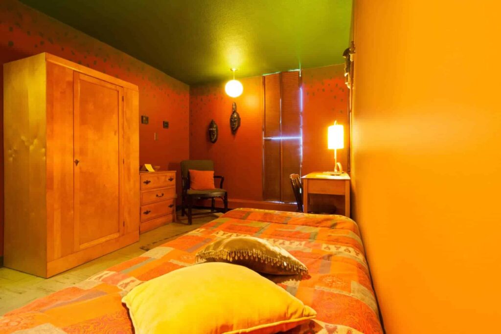 117 Ultimate Dorm Room Essentials For Guys (+FREE Checklist)